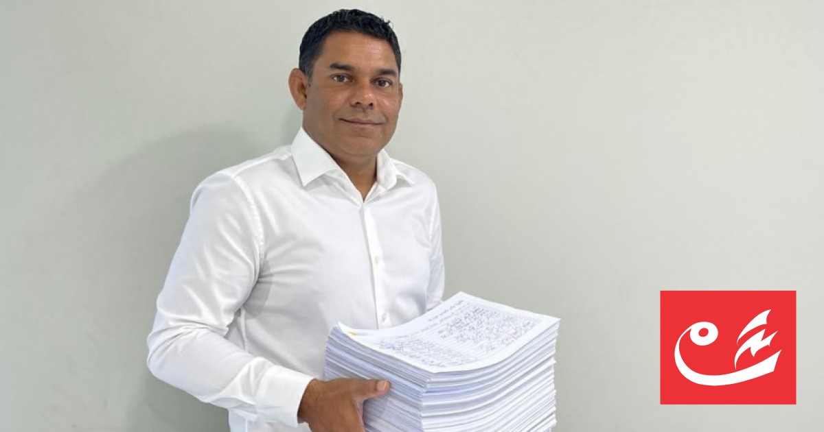 Ras Online - Pres. Solih submits candidacy form with 20,000 signatures