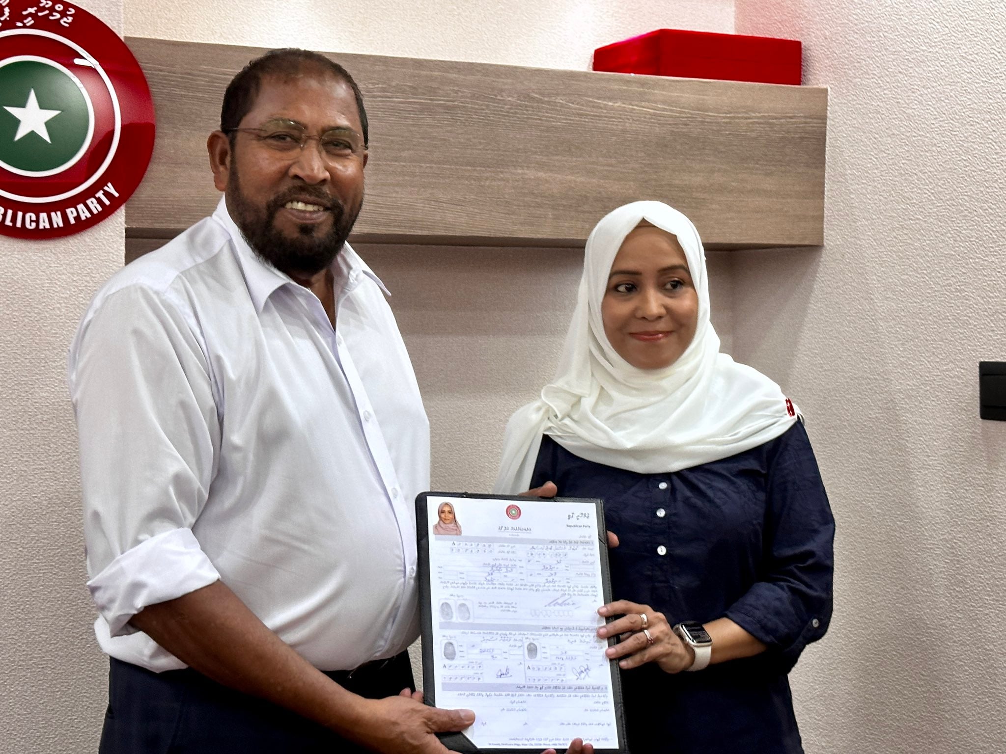 Ras Online - ލުބްނާ ޒާހިރު ޖުމްހޫރީ ޕާޓީއަށް ސޮއިކުރައްވައިފި